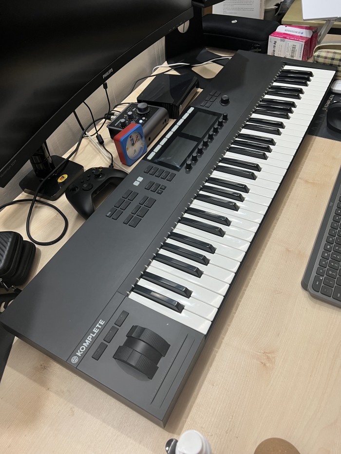 NI Komplete Kontrol S61 MK2 + Komplete 12 Ultimate 패키지로 판매합니다.