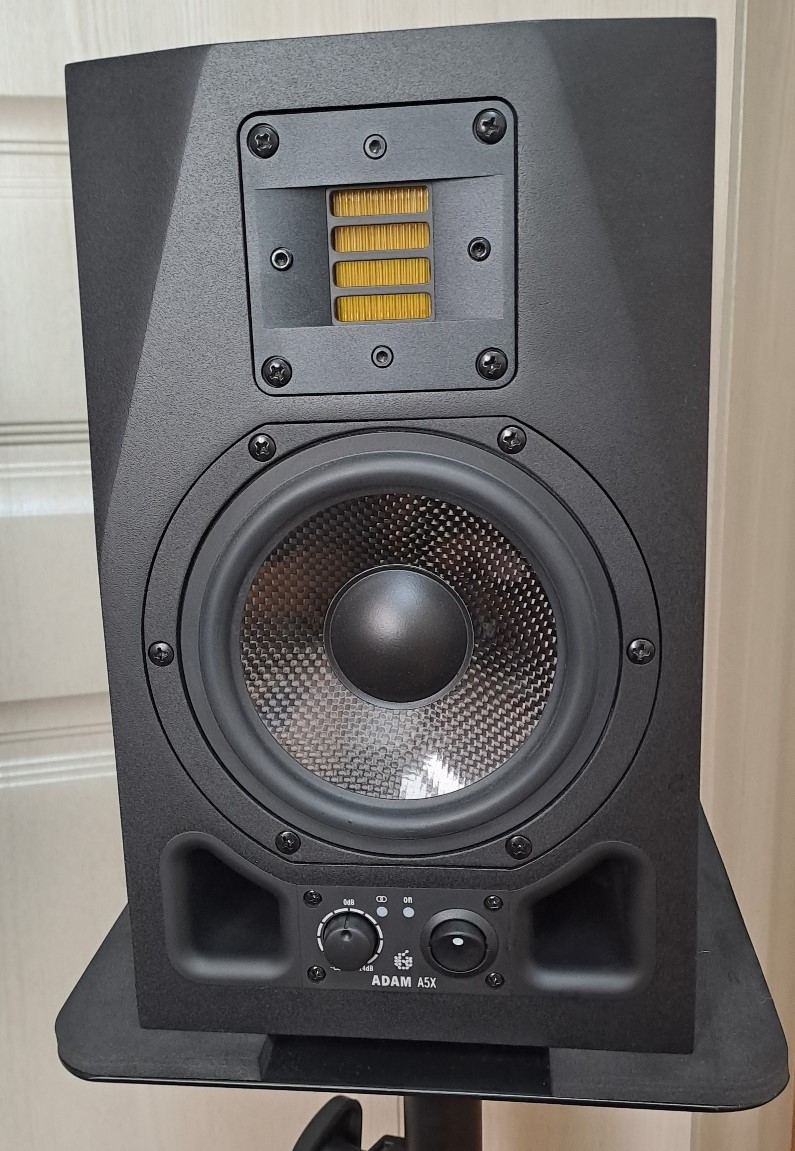 ADAM A5X + 스탠드 +α / 박스풀/ 사용감 거의 없는 미품 / 21년 11월 구입 / 아담 모니터 스피커