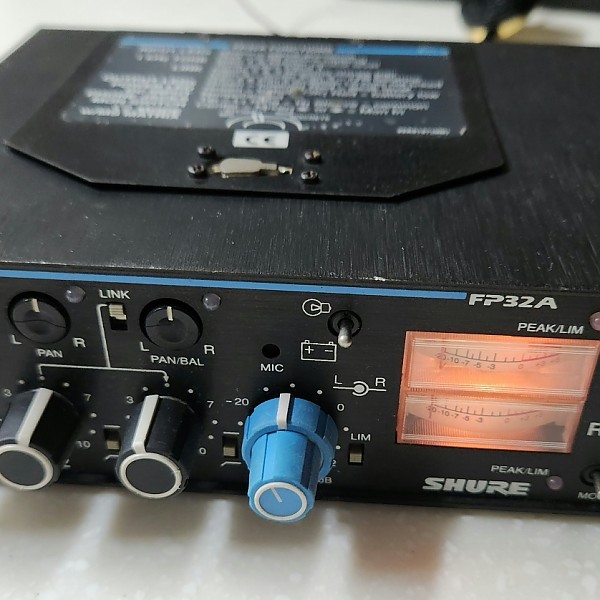 슈어 3채널 ﻿스테레오 필드믹서 Shure FP-32A