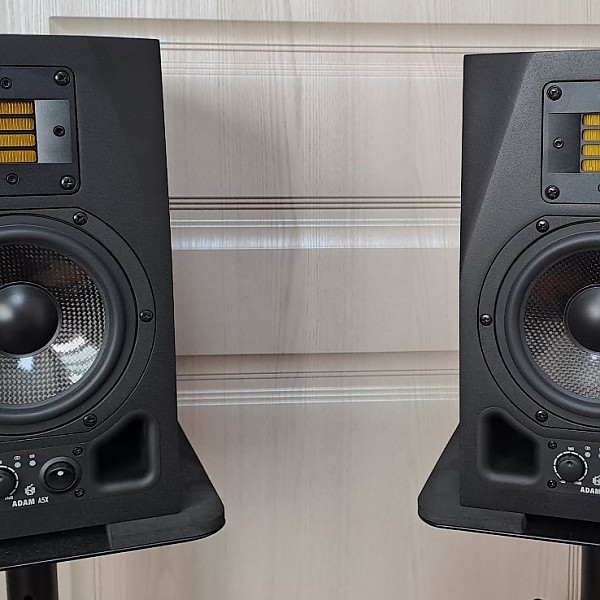ADAM A5X + 스탠드 +α / 박스풀/ 사용감 거의 없는 미품 / 21년 11월 구입 / 아담 모니터 스피커