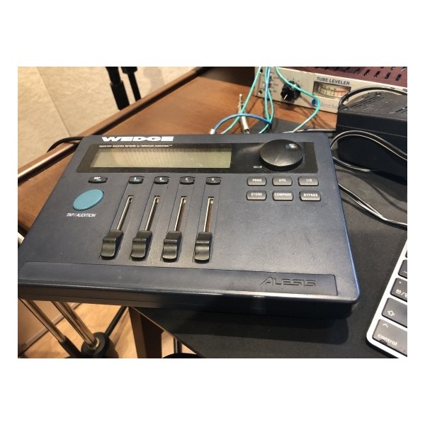 - 국내에서 구하기 어려운 빈티지 리버브 명기 Alesis Wedge Reverb 판매합니다.