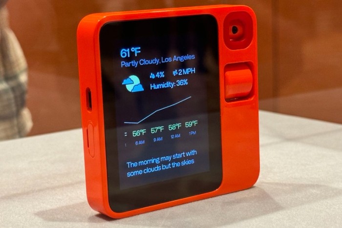 Teenage Engineering 에서 x Rabbit R1 발표