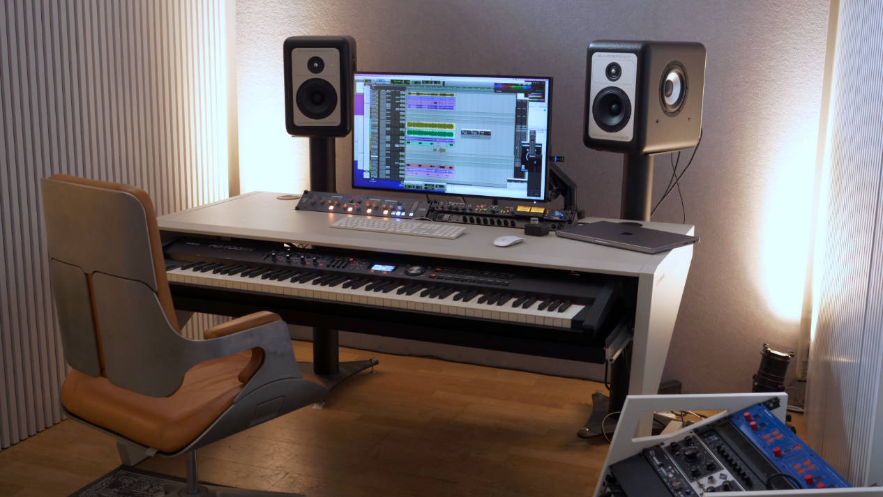 KEY88 TOPRACK premium studio desk 출시